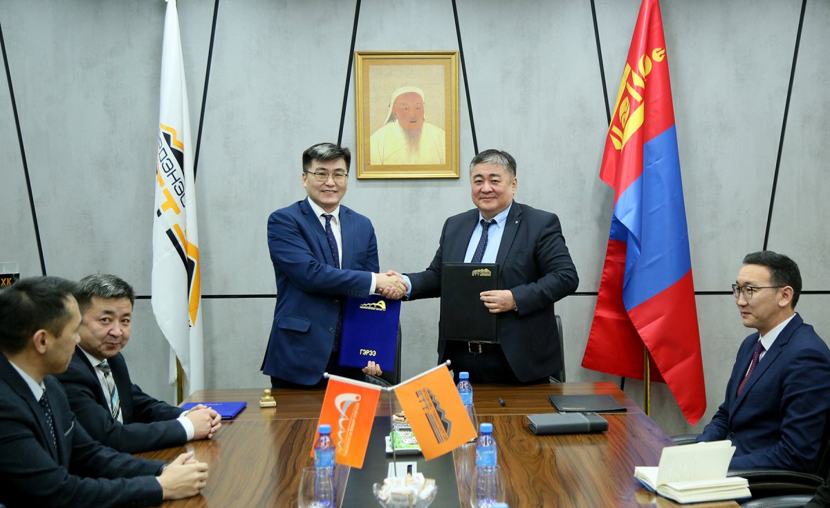 Төмөр замаар ачаа тээвэрлэх гэрээнд гарын үсэг зурлаа