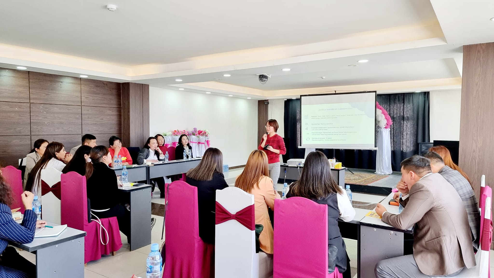 Залуучуудын хөгжлийн ажилтнуудыг чадавхжуулах сургалт зохион байгуулж байна